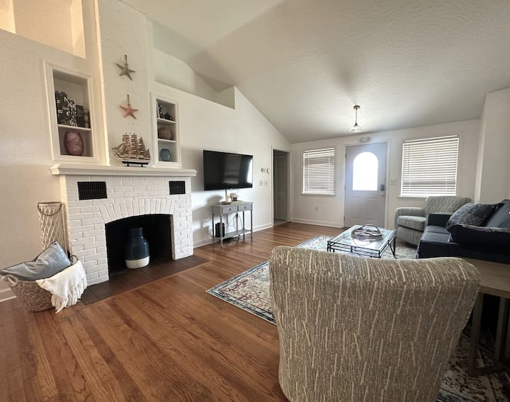 3 Bedroom/3 Bathroom Charming Dt Beach House - Cocoa Beach, FL