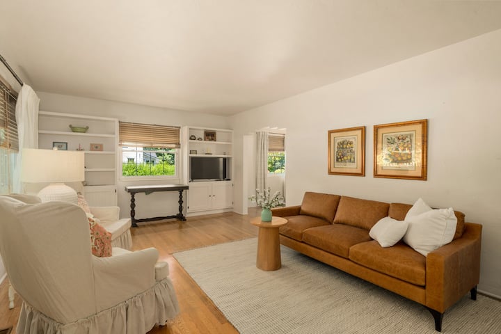 Warm & Welcoming Historic Home, Walk To Downtown - Mountain Home, NC