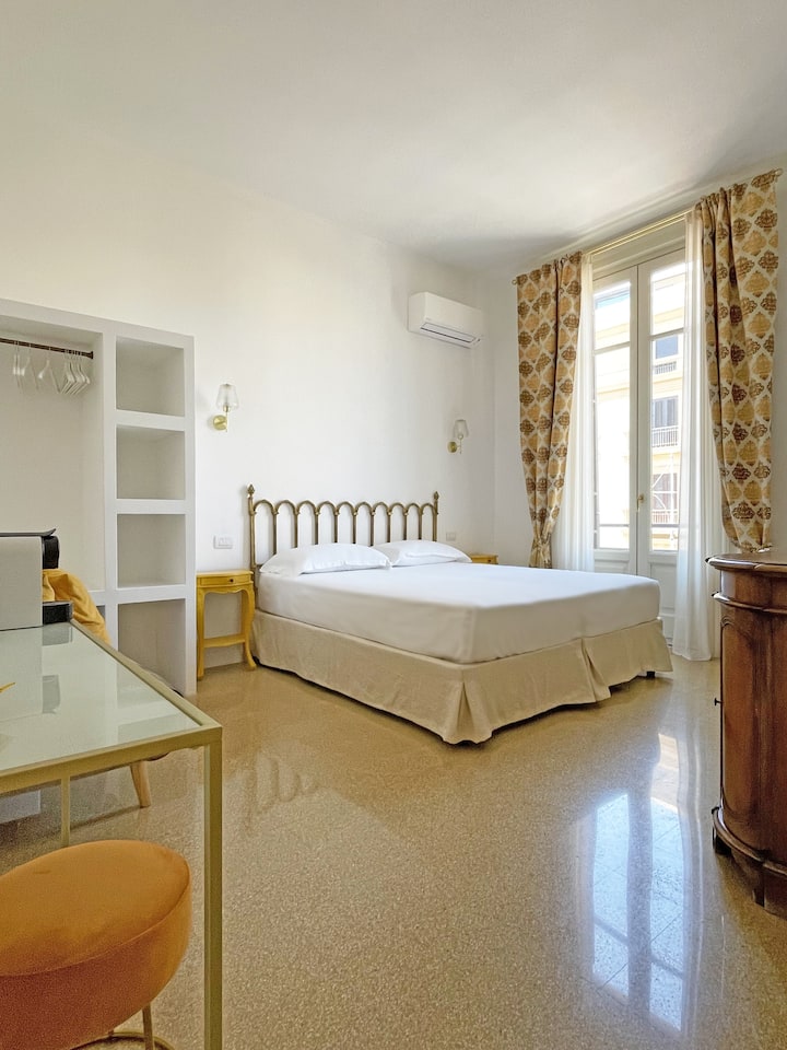 Isola - Yellow Room - Messina