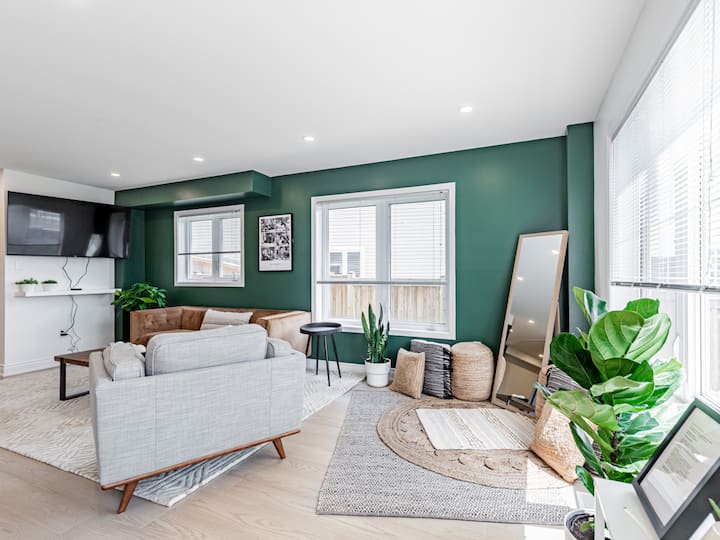 4 Bdrm Newly Renovated Villa W/ Parking - Oshawa
