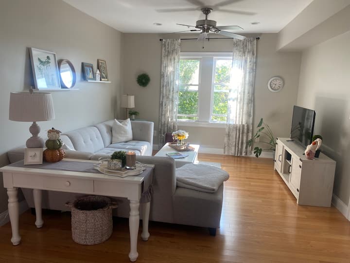 Cozy/spacious Condo Near It All - 세일럼