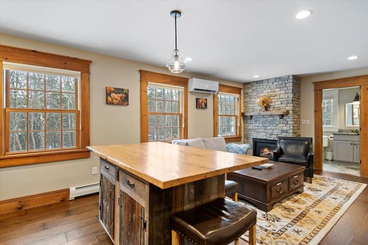 Brook Bound Inn-main Lodge-two Bedroom Suite 102 - Wilmington, VT