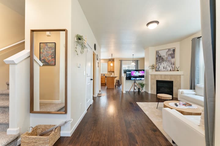 Chic Dwelling For Business & Leisure! - Hillsboro, OR