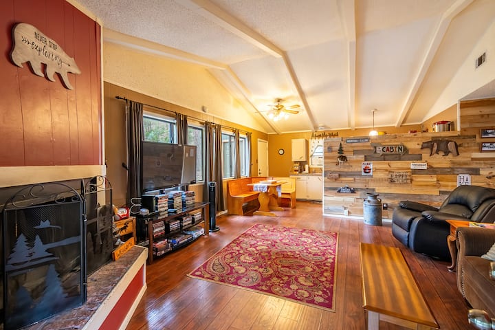Luna Bella Cabin Getaway, 2 Bedrooms, 3 Beds - Ruidoso, NM