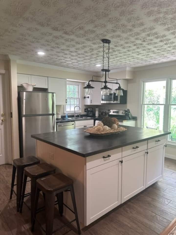 2 Night Minimum - Spacious 5 Bedroom Home - Camden, OH