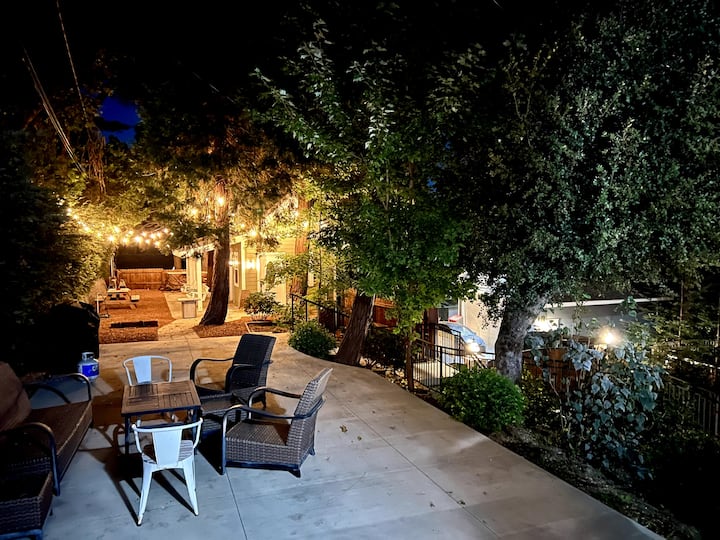 Luxury Forest Lodge W/ Hot Tub  5 Min To Lake - San Bernardino, CA