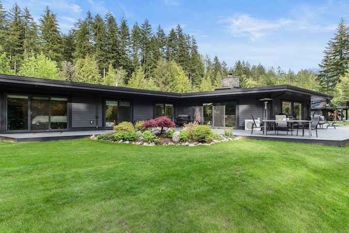 Waterfront, Luxury Rancher Home On Acreage - Hope