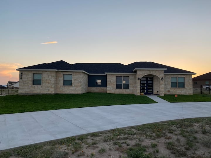 Spacious House On 1 Acre/level 2 Ev Charger - Del Rio, TX