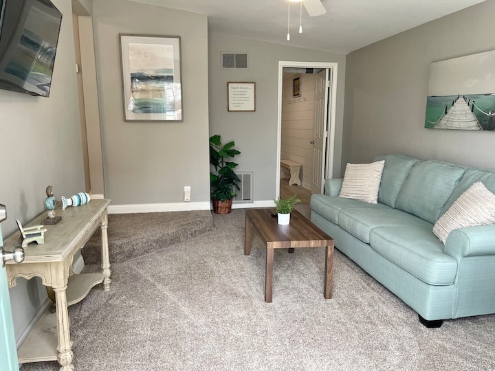 Adorable Little Beach House By The Surf - Clear Lake, IA