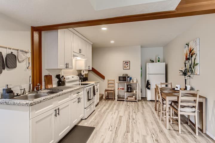 Central Sw Location 2 Bedroom Apt. Close To I-5 - Beaverton, OR