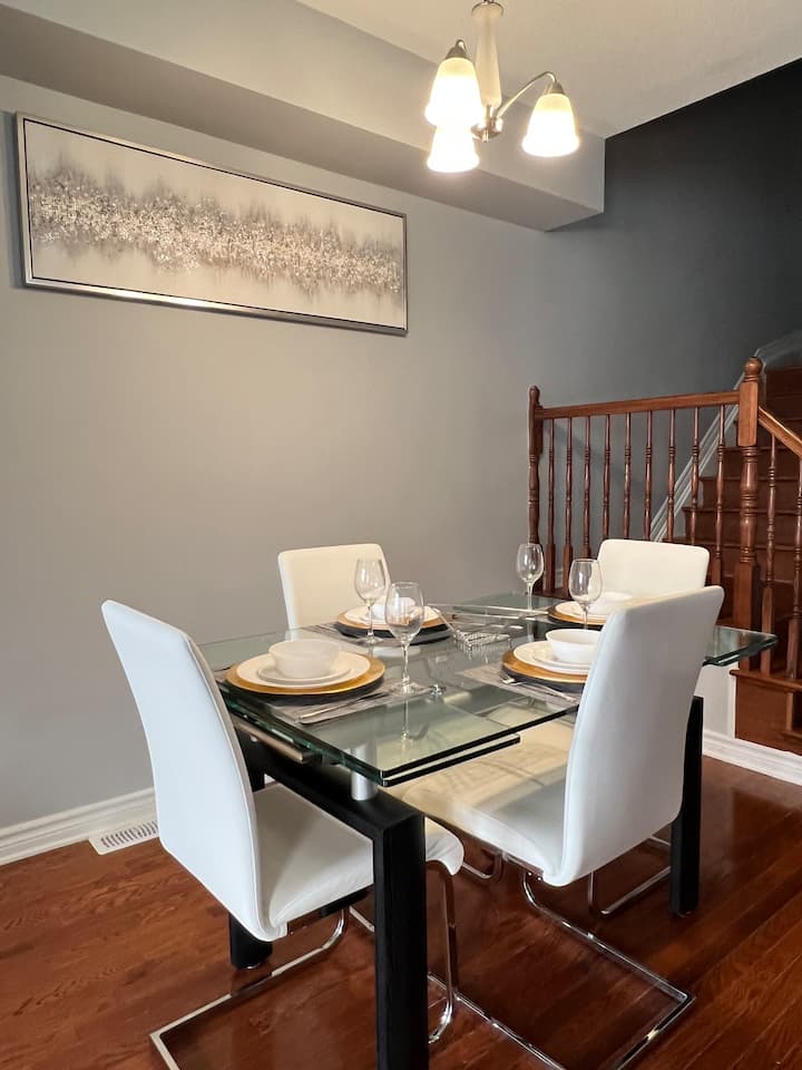 Spacious Master Bedroom Ensuite - Kanata