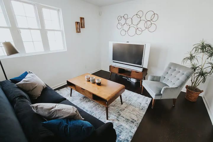 2 Min Ride To Downtown, Stylish Home, Fenced Yard - Raleigh, NC