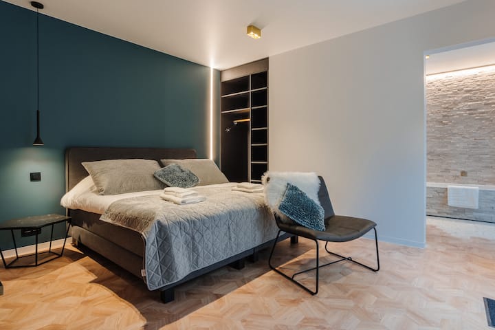 Blue Bee Room - Brujas
