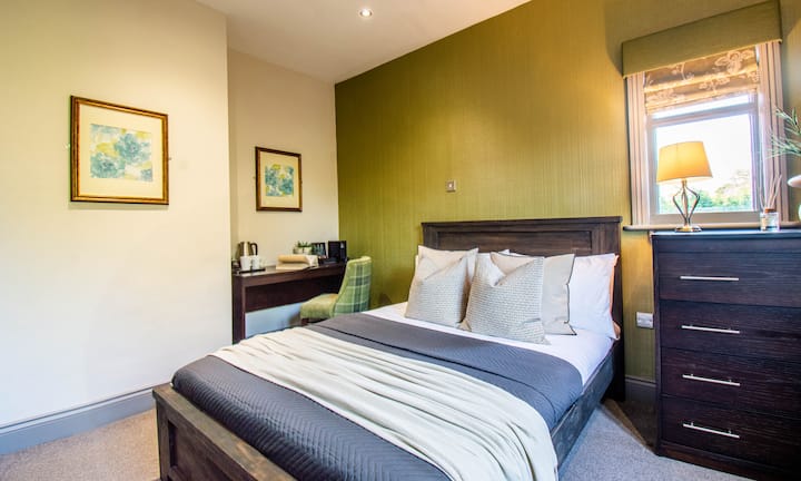 Studio W/ Fast Wifi • Kitchenette • Free Gym Pass - Yeovil