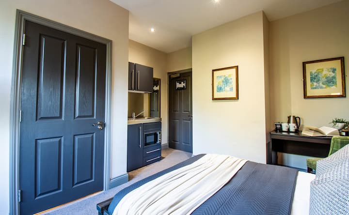 Chic Studio; Kitchenette, Parking & Free Gym Pass - Sherborne