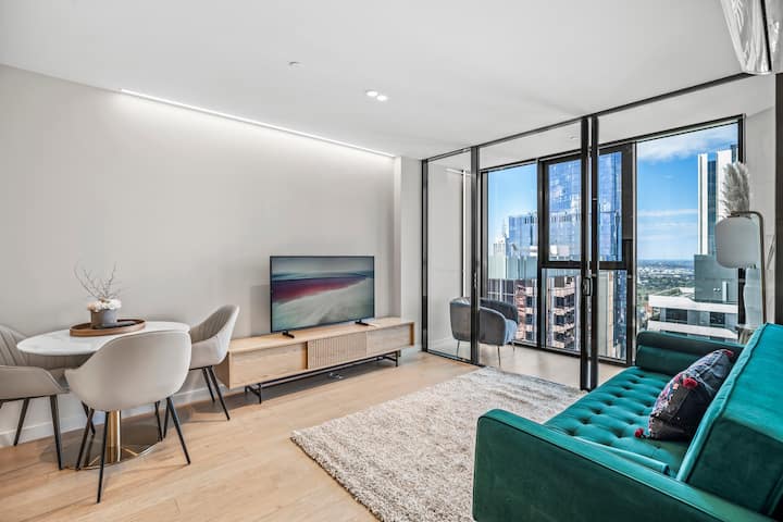 Peaceful High Rise Haven | Bay Views, Pool & Gym - Melbourne
