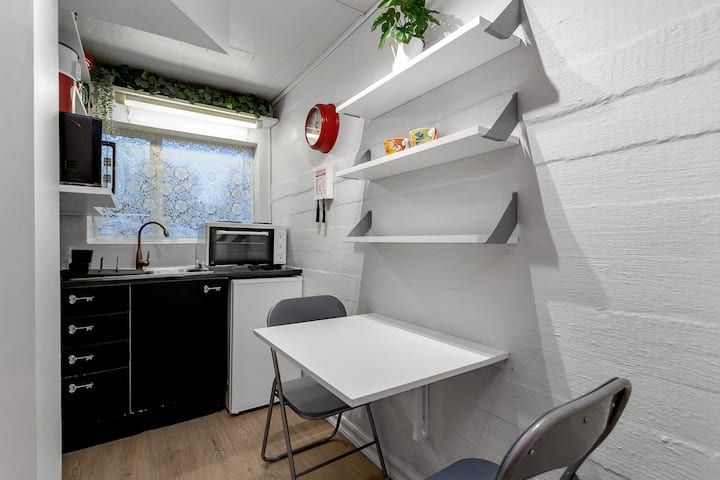 Cozy Big Room In Laugardalur - 冰島