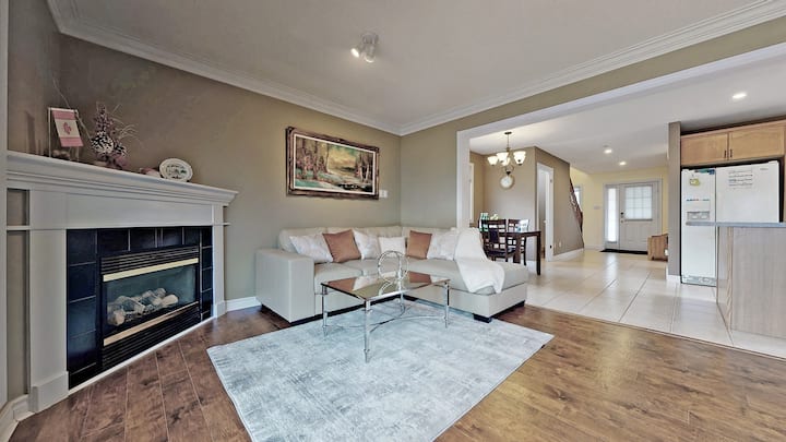 Only Female Guest/master Room With Ensuite Bath -