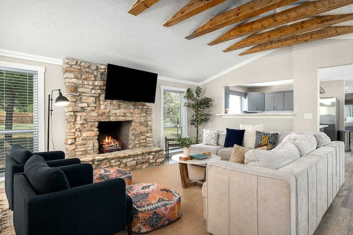 Hummingbird Haus - Sleeps 12, Cowboy Pool, Firepit - Fredericksburg, TX
