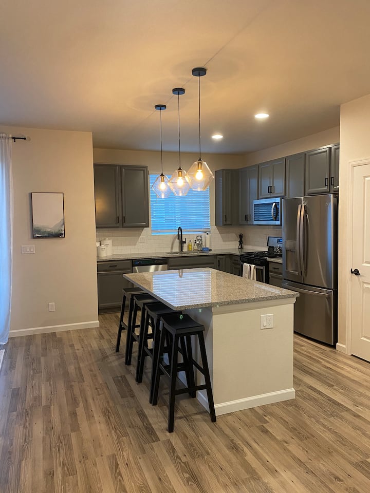 Beautiful Castle Rock Townhouse - Castle Rock, CO