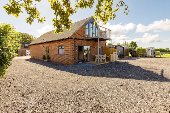 Ground Floor Barn Conversion With Countryside View - West Wittering