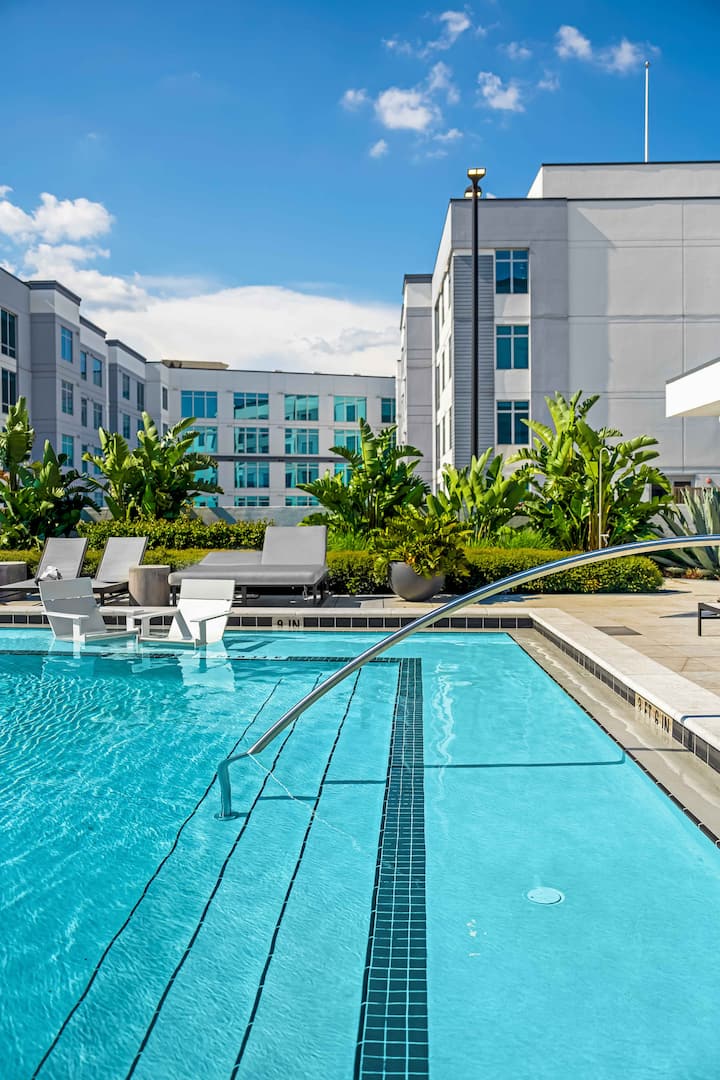 Designer 1br Condo - King Bed, Rooftop Pool, Gym - Winter Park, FL