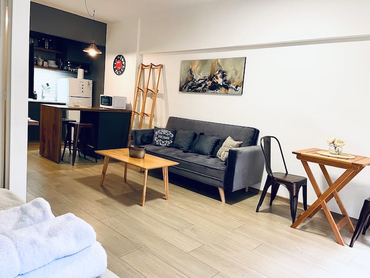 Departamento Con Balcón En Recoleta - Recoleta