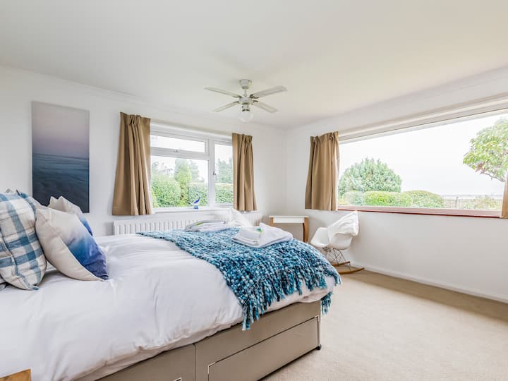 Charming Harbourside Cottage | Pass The Keys - West Wittering