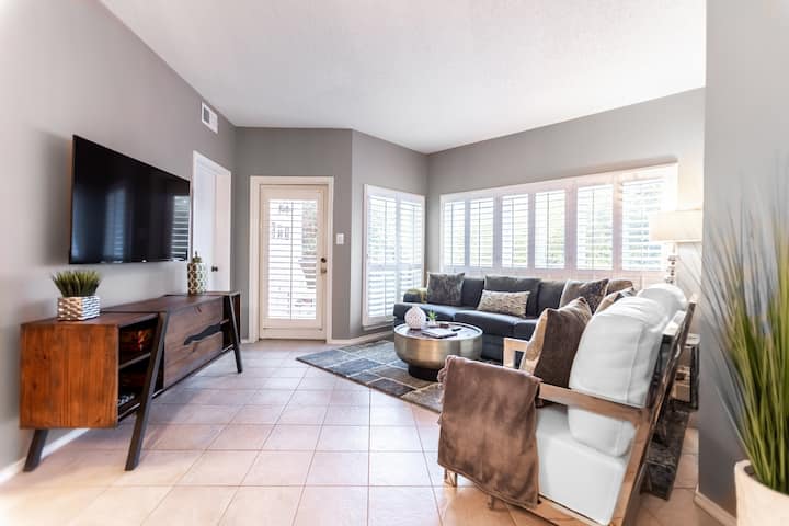 Modern Comal Riverfront Condo - 2b/2b Walk Dtown! - New Braunfels, TX
