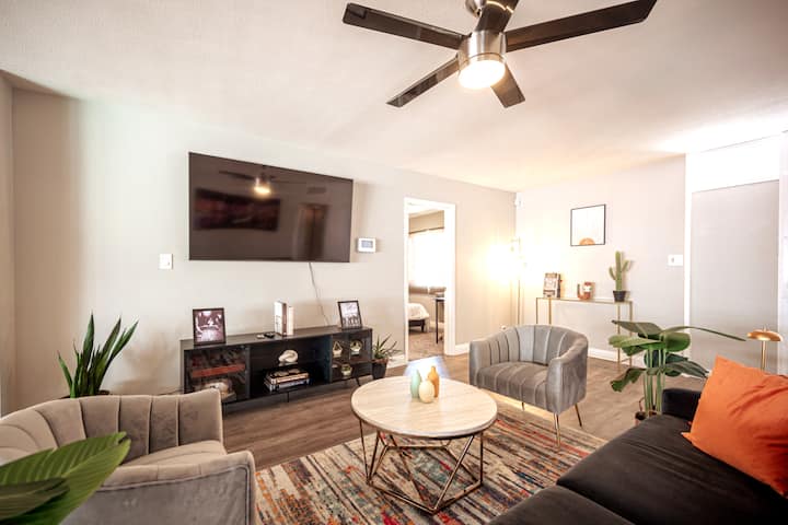 Home Away From Home - Modern 4br W/ Pool & Office - Las Vegas, NV