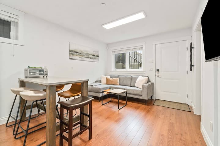 3 Br Family Friendly Lower Level Suite With Ac - British Columbia