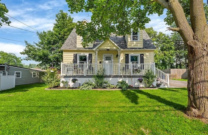 Lvr’s Yellow House On 3rd - Niagara-on-the-Lake
