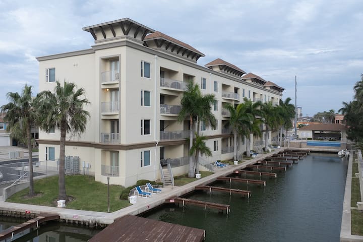 Bayfront, Boat Slip, Heated Pool, Jacuzzi - South Padre Island