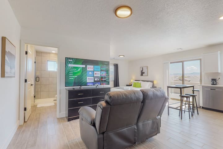 New Studio, Balcony W/views, Near Netflix - Albuquerque, NM