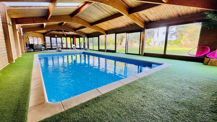 Spacious House Near Beach, Heated Pool Sleeps 16+ - Bosham