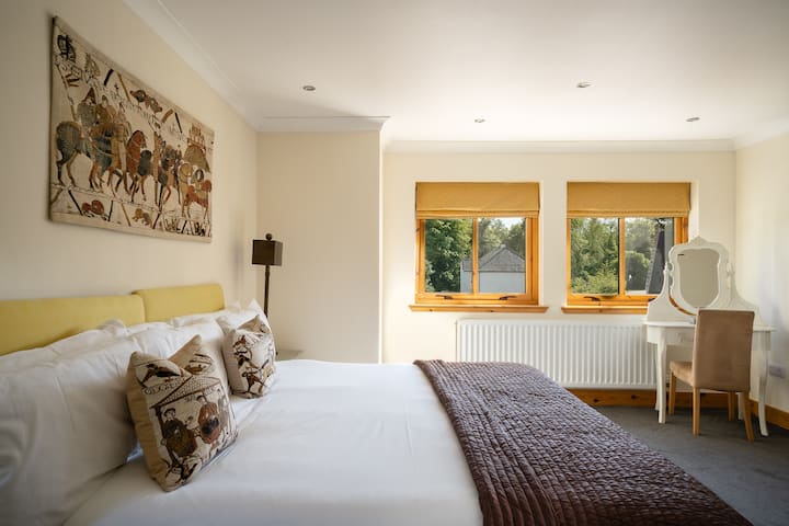 Spacious Six-bed Holiday House - Inverness