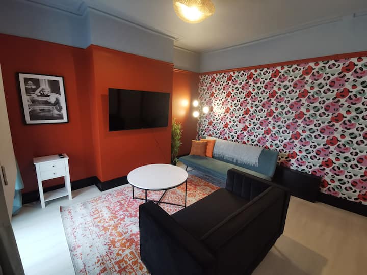 Large 5 Bed House - 9 Beds + Free Parking + Wifi - 리버풀