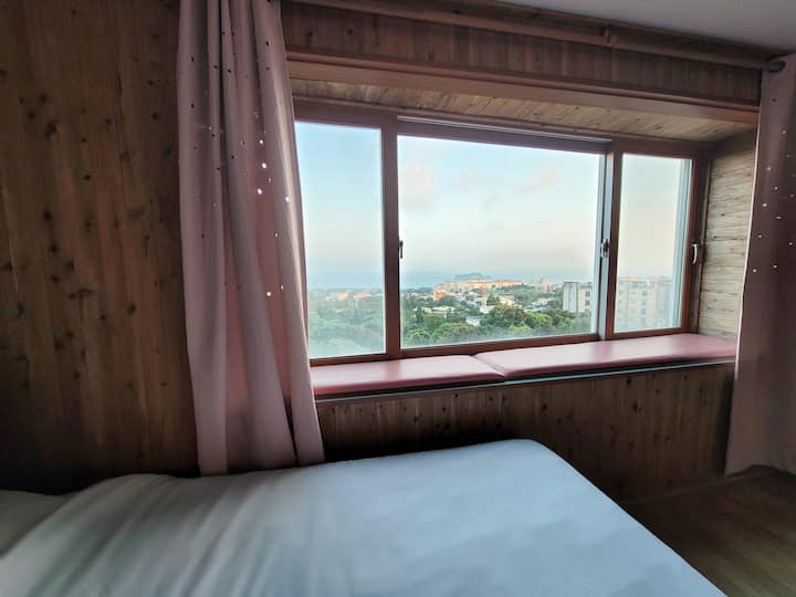 전 객실 범섬 뷰, 멋진 루프탑 서귀포 민박 (3층 301호, 원룸) - South Korea