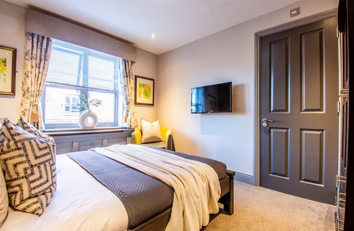 Sleek Ensuite Room: Free Gym Pass, Wifi, Laundry - Yeovil