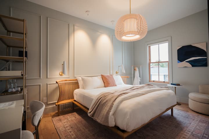 Iconic Ada King Room Near Lake Superior - Bayfield, WI