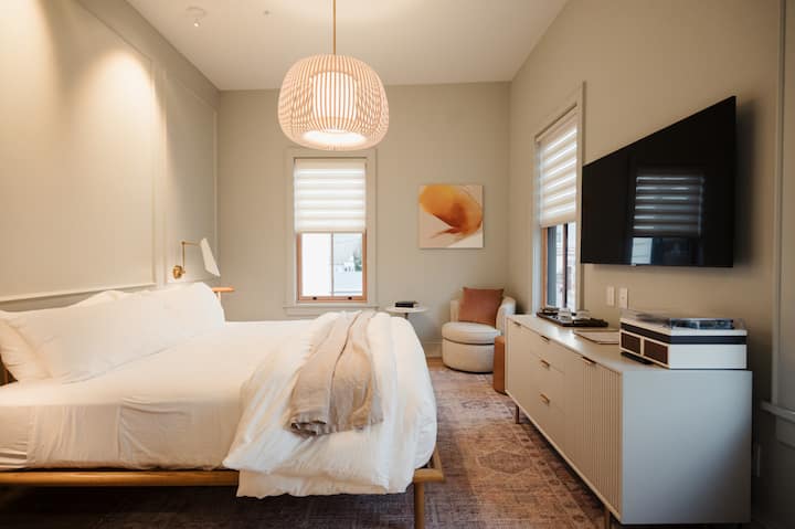 Iconic Corner King Room - Bayfield, WI