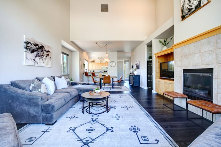 Beautiful Eagle Crest Condo, Hot Tub, 2 Bed/2 Bath - Eagle Crest, OR