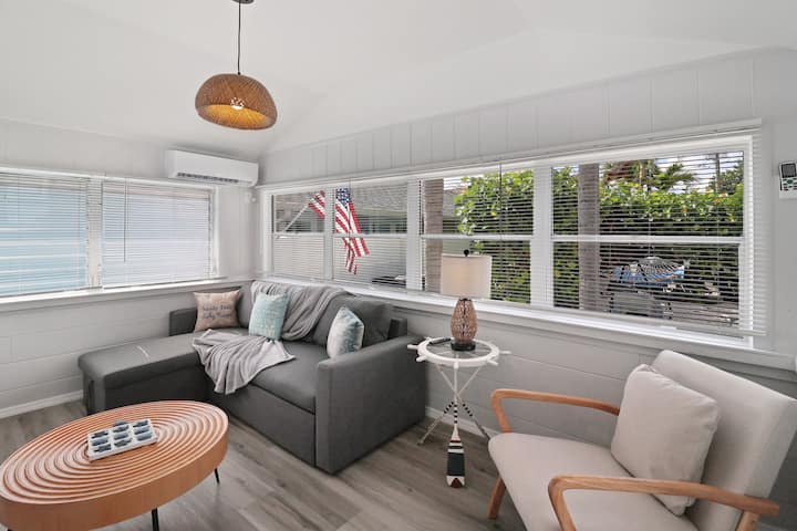 Prime Location | Steps From Sand; Beach Essentials - Clearwater Beach, FL