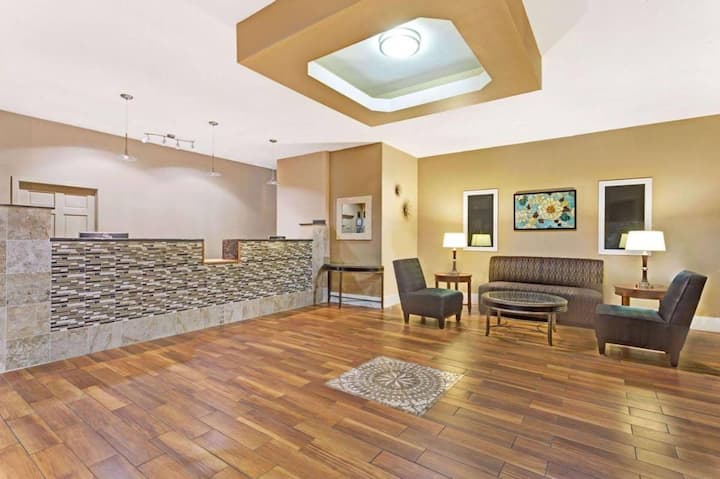 Budget Retreat For Two | Williamsburg Suites - Williamsburg, VA