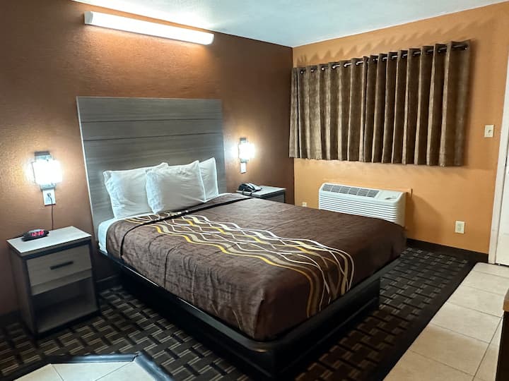 Queen Room-non-smoking - Victorville, CA