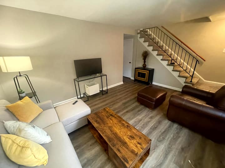 Turquoise Twist Townhome! - Yorktown, VA