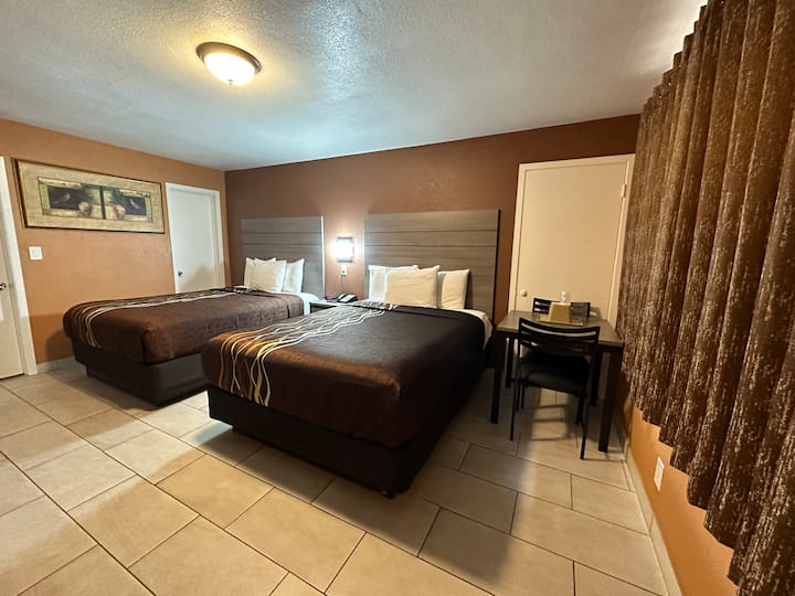 Queen Room With Two Queen Beds-non-smoking - Victorville, CA