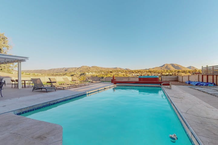 ⭐️3200ft🏊‍♂️Pool♨️Hot Tub🎱Billiards 🧳Sleeps 18 - Houses for Rent in ...