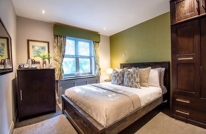 Self-catering, Gym Access, Fast Wifi & Parking - Sherborne