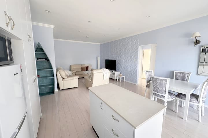 Bright 2br Apartment On The Esplanade -Great Views - Cronulla
